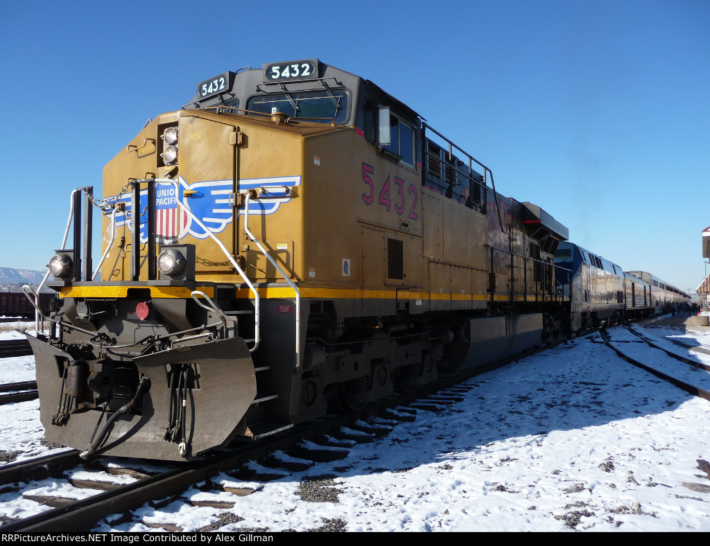 UP 5432 East, Amtrak #6 Leader